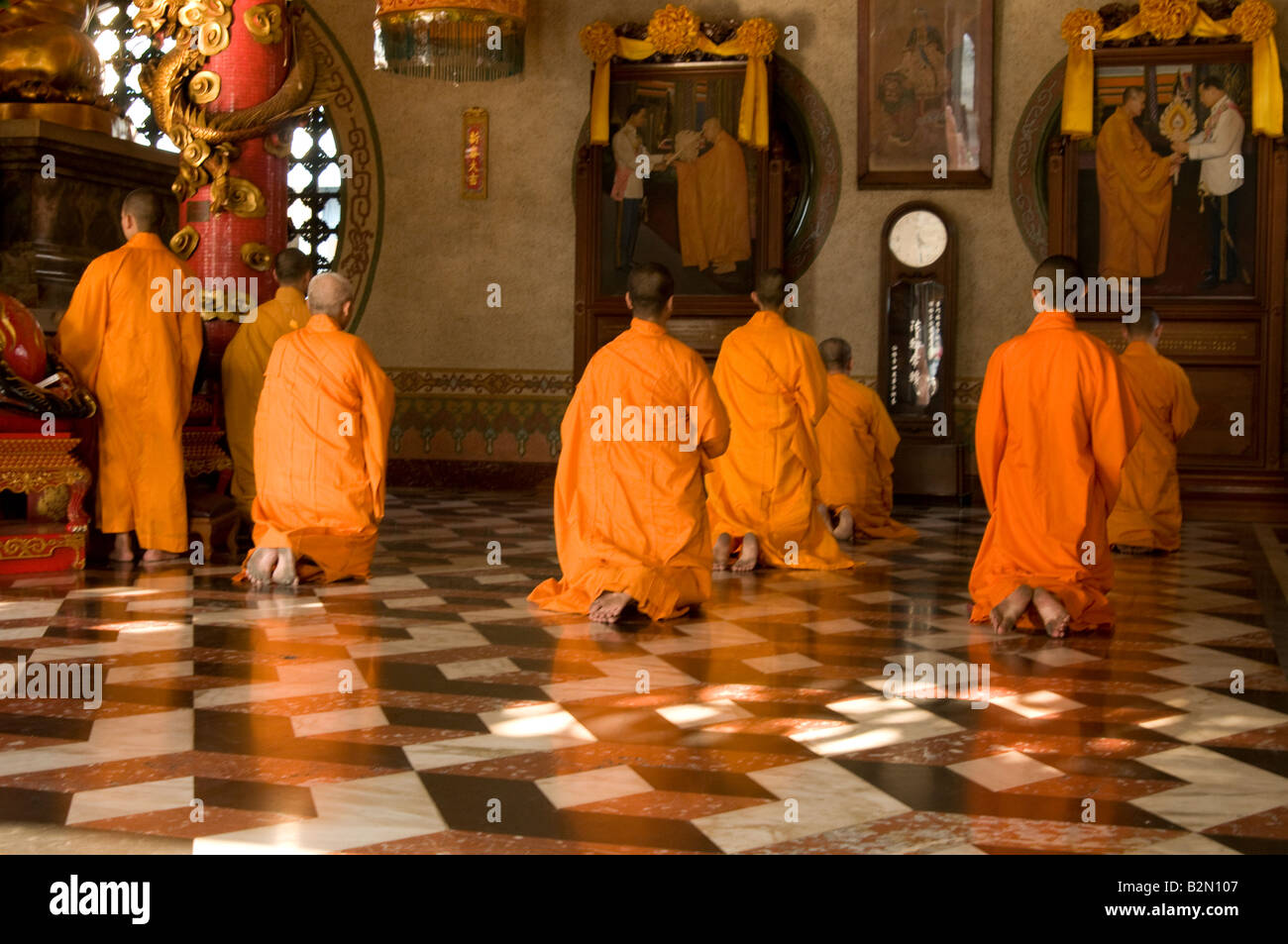 Monks in saffron robes praying hi-res stock photography and images - Alamy
