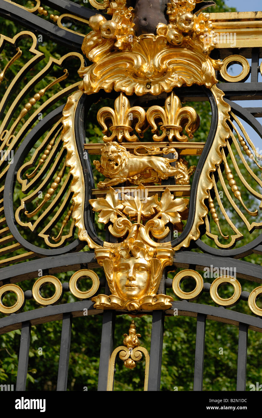 Buckingham palace gate hi-res stock photography and images - Alamy