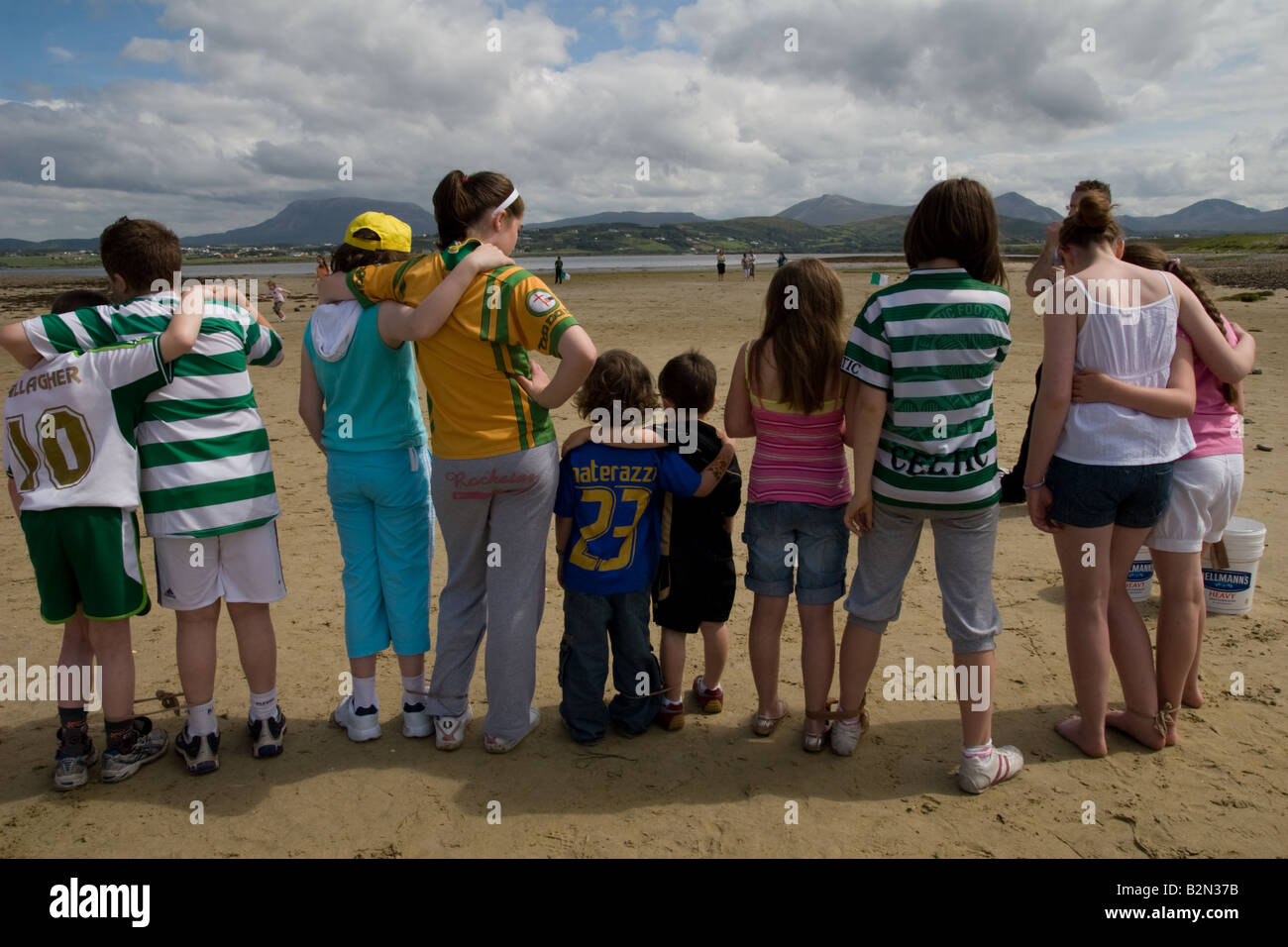 Group children waiting in line hi-res stock photography and images - Alamy