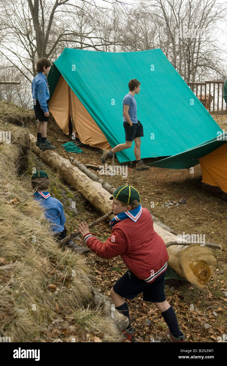 Boy scouts and tent hi-res stock photography and images - Alamy