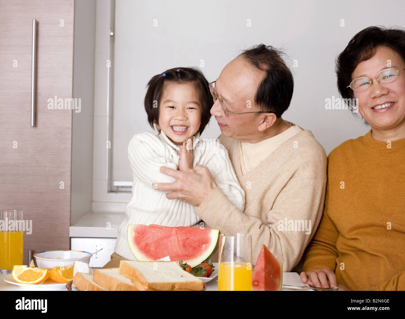 Women sitting around kitchen table hi-res stock photography and images ...