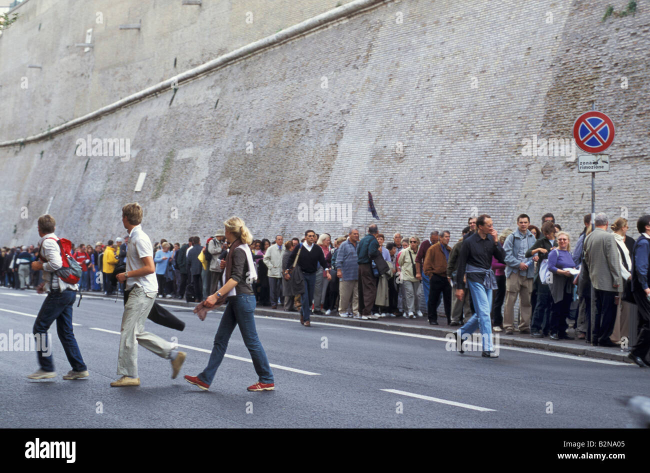 queue to the vatican museums, rome, italy Stock Photo - Alamy