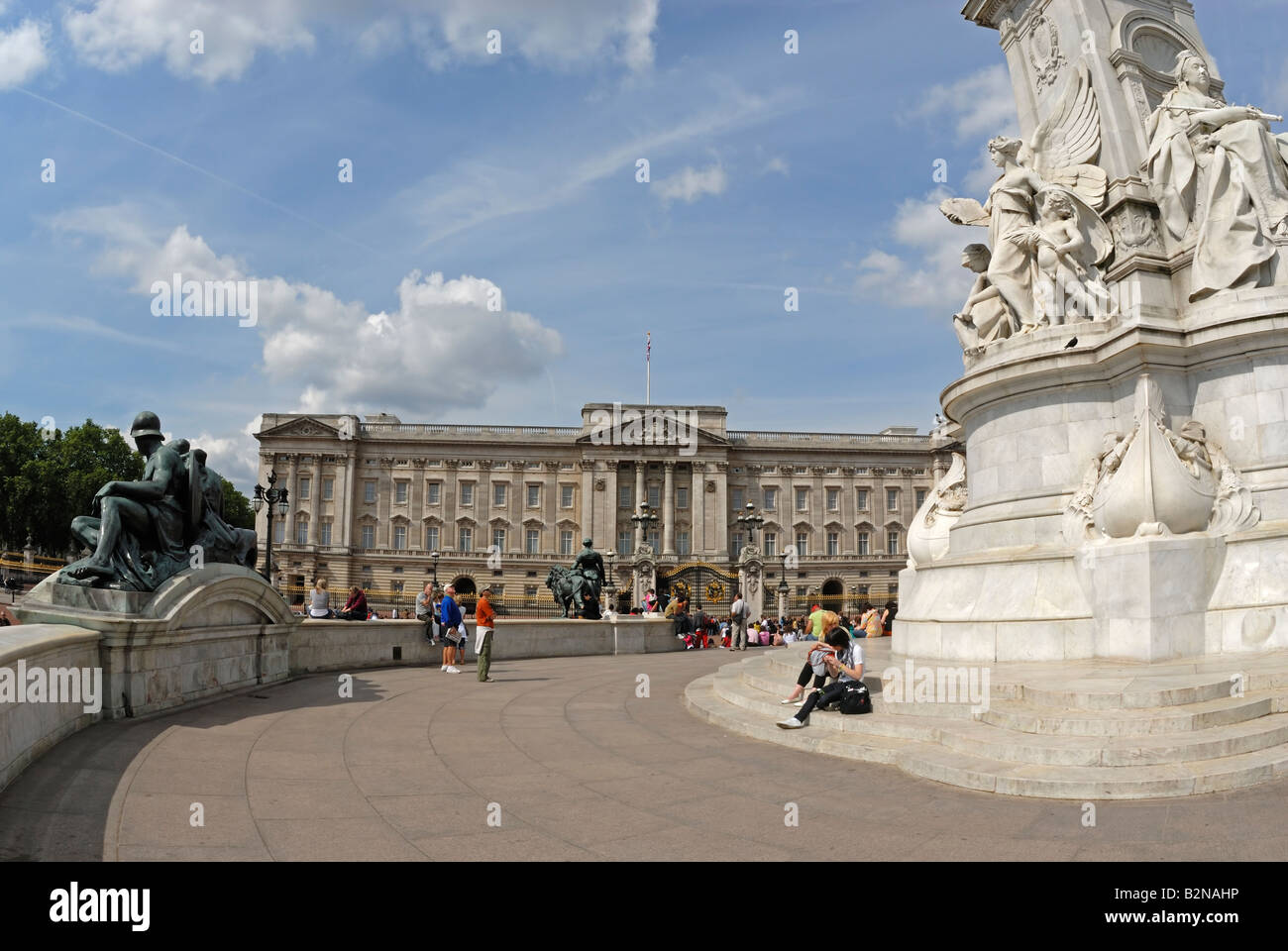 London buckingham palace blue sky hi-res stock photography and images - Alamy
