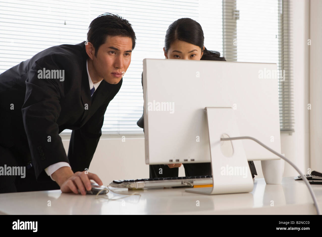 People looking at a computer hi-res stock photography and images - Alamy