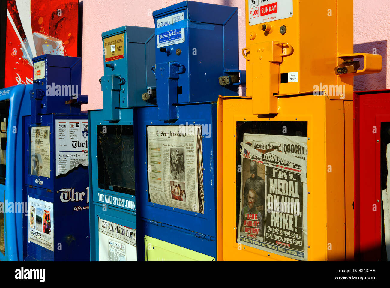 Newspaper dispensers hi-res stock photography and images - Alamy