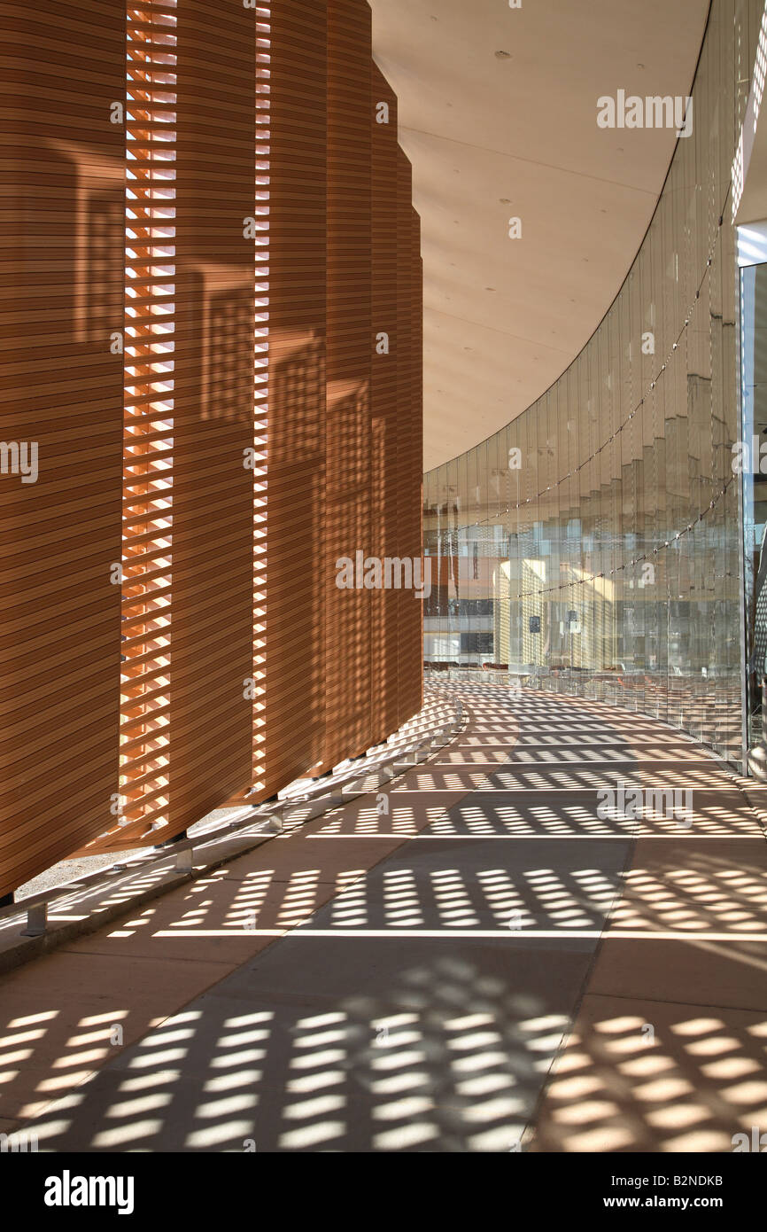 Covered walkway outside Carl Icahn Laboratory at Princeton University ...