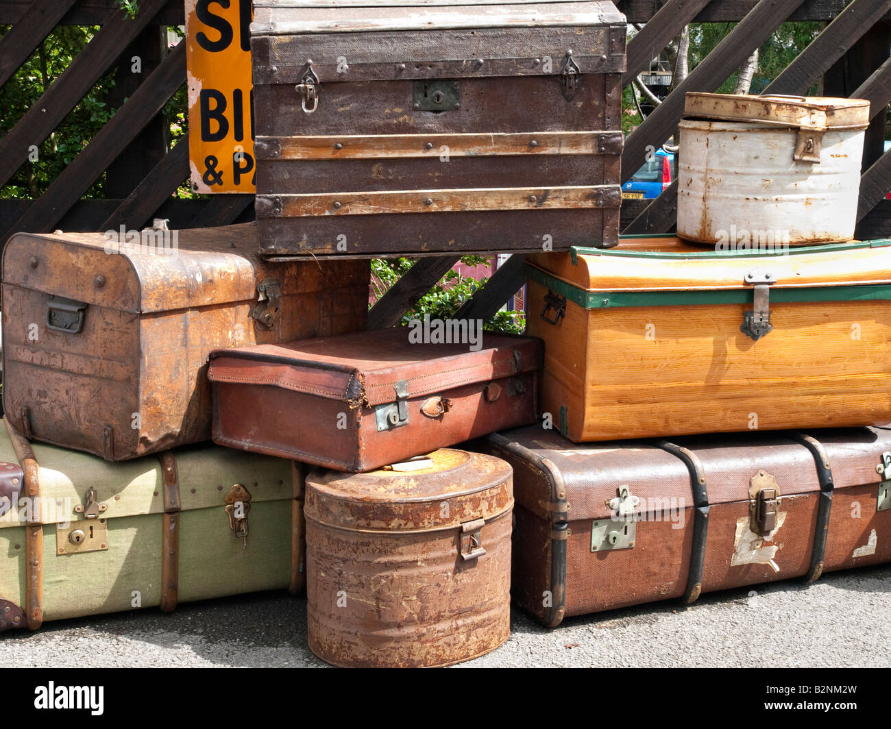 Too much luggage hi-res stock photography and images - Alamy
