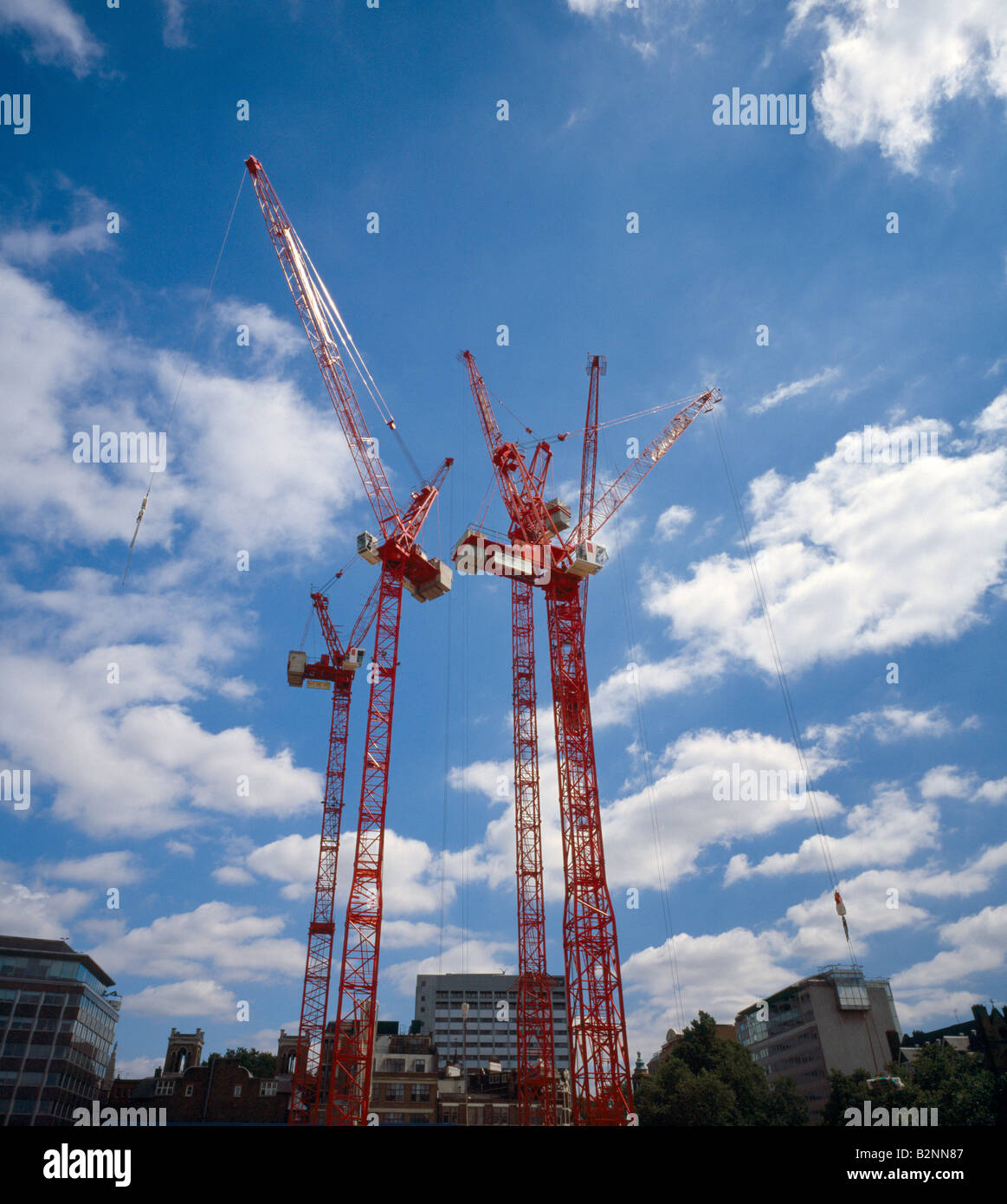 Construction cranes skyline hi-res stock photography and images - Alamy