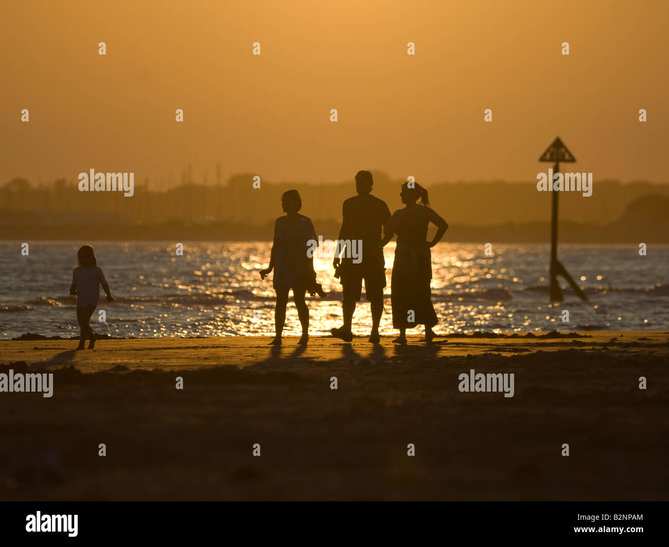 Uk sunset people walking silhouette hi-res stock photography and images ...