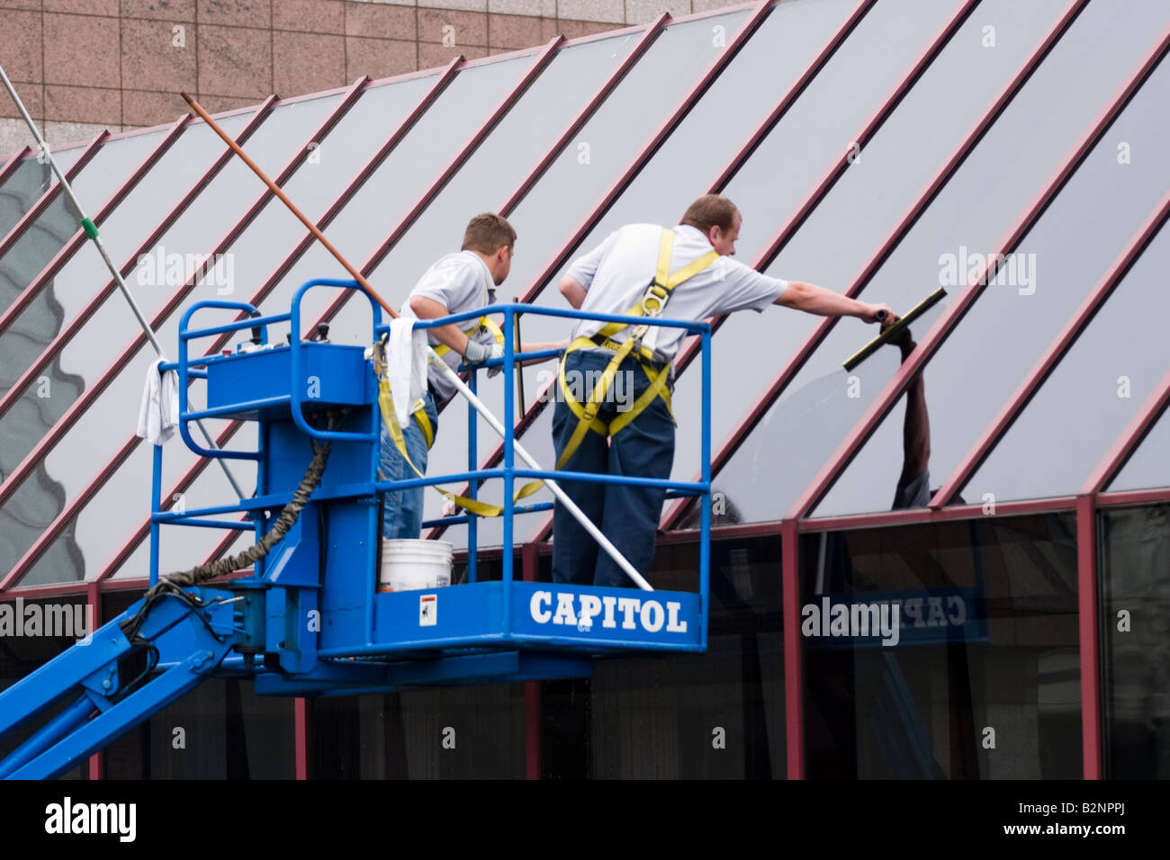 Man cleaning outside glass windows hi-res stock photography and images ...