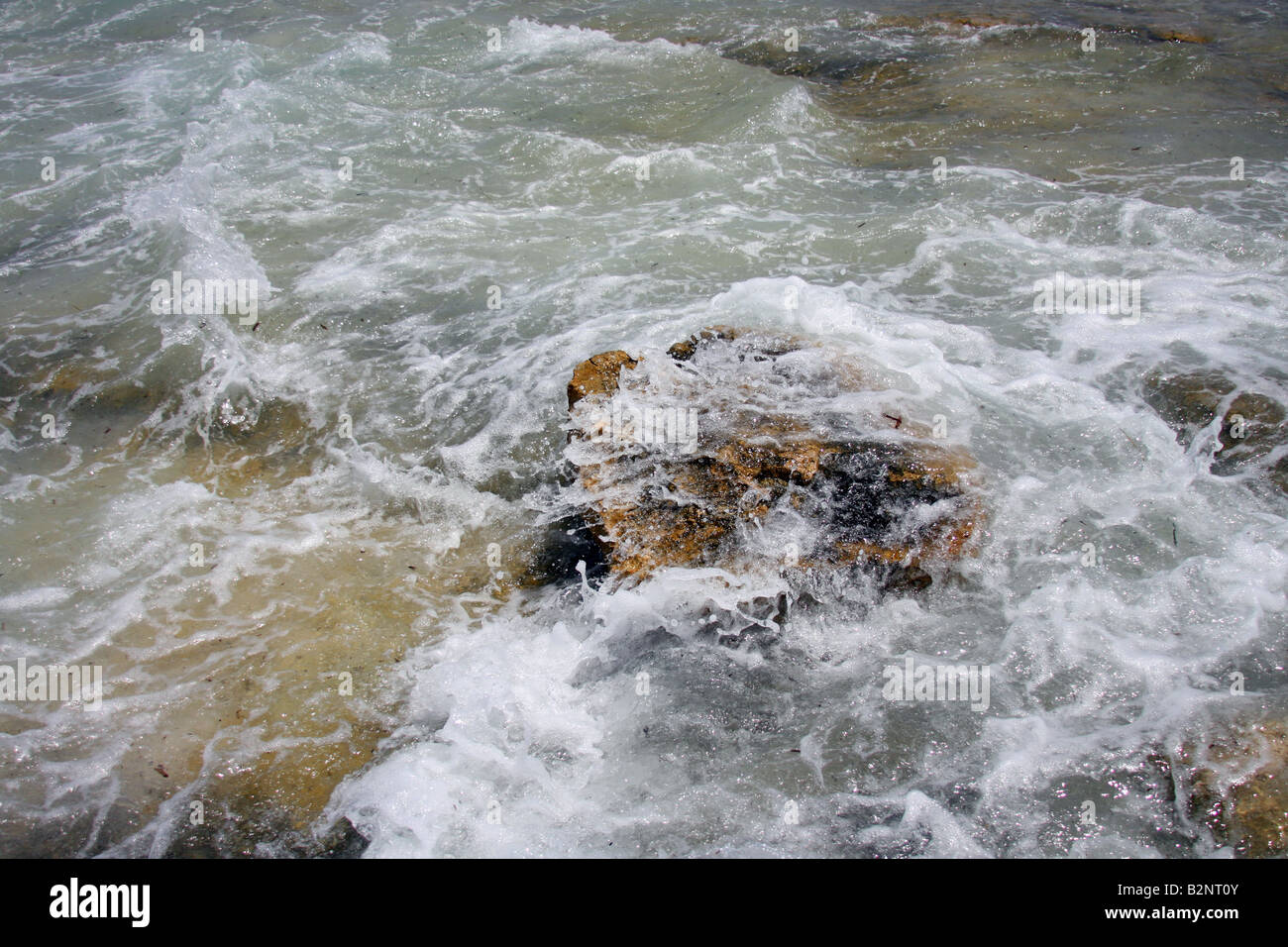Splash of waves hi-res stock photography and images - Alamy