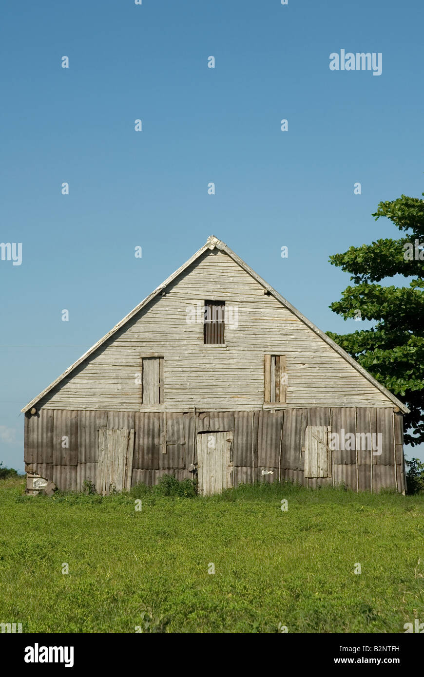 Tobacco barn hi-res stock photography and images - Alamy