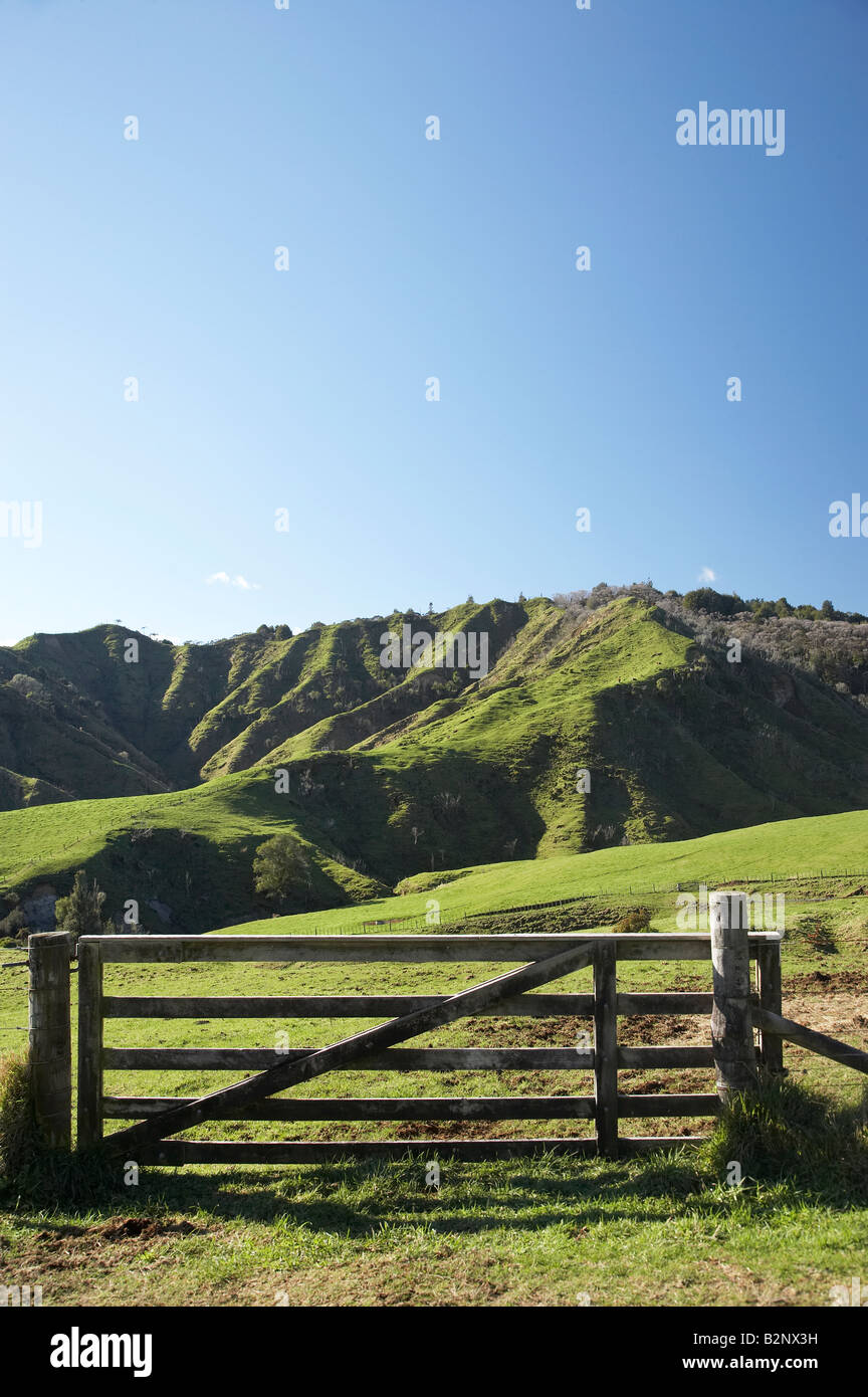 Gate field rolling hills hi-res stock photography and images - Alamy