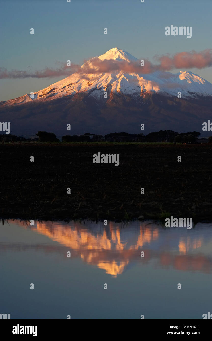 Mount Taranaki Reflection High Resolution Stock Photography and Images ...