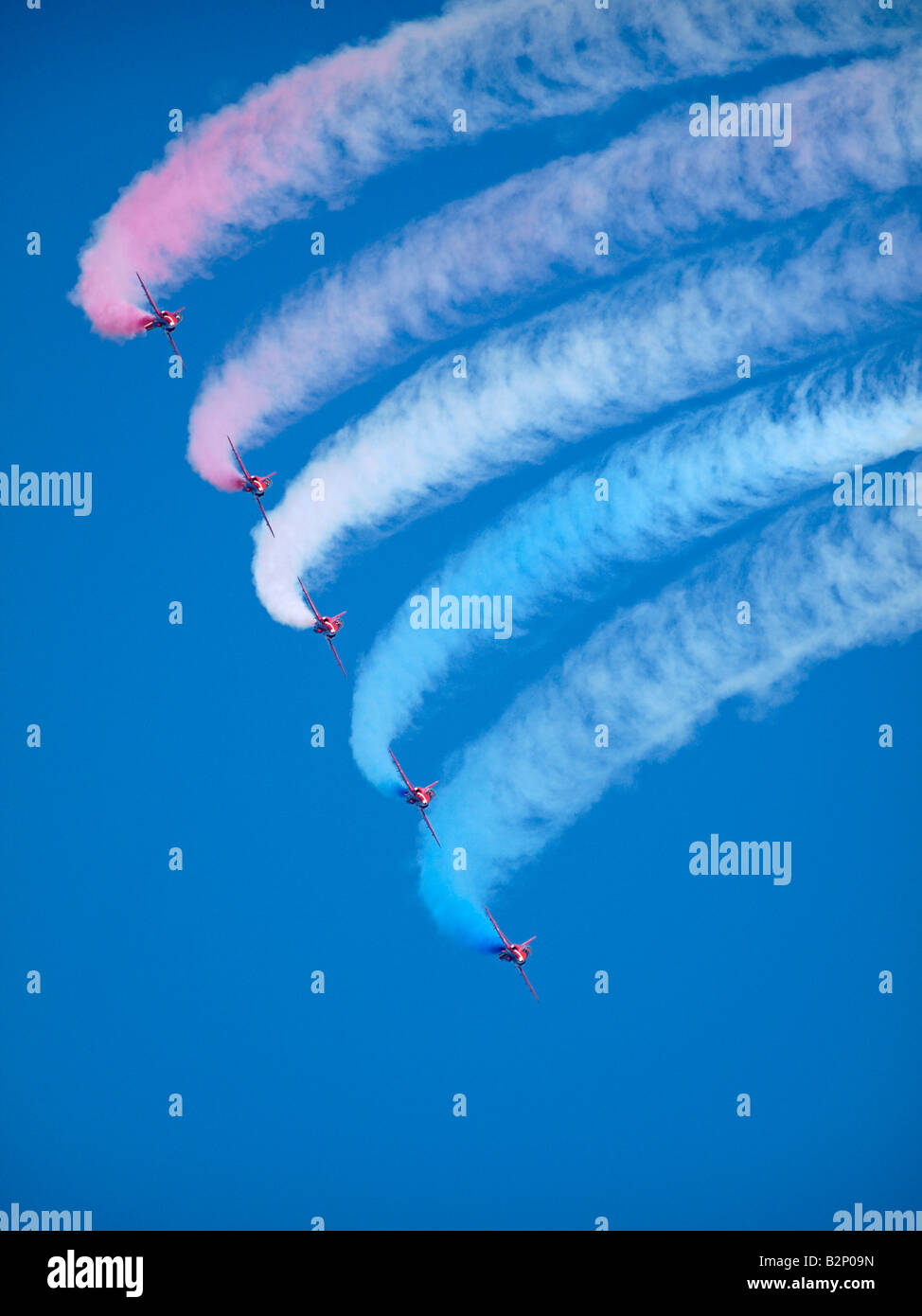 Red arrows pattern hi-res stock photography and images - Alamy
