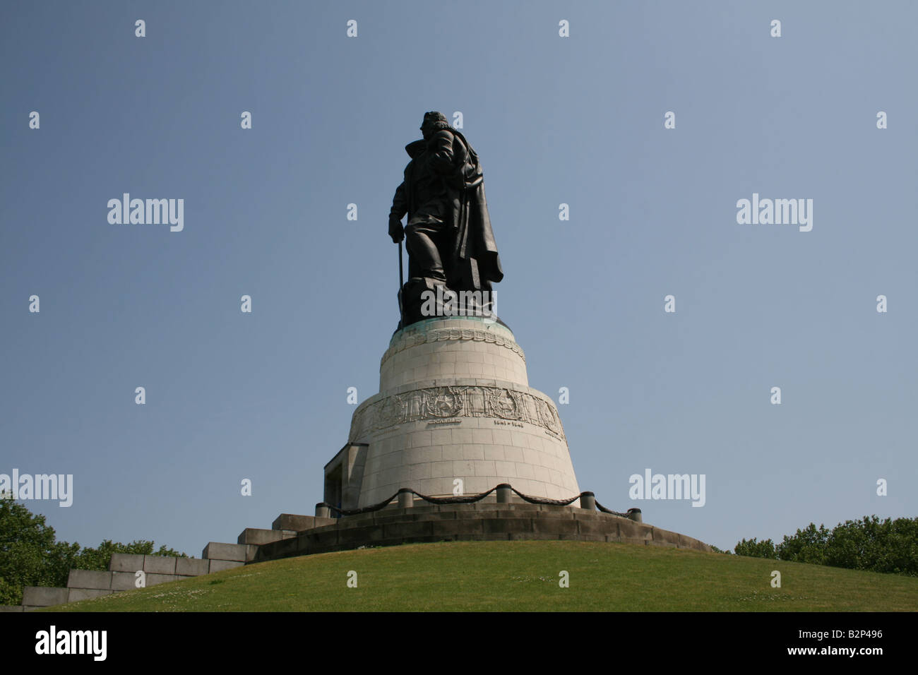 Statue in Russian World War Two memorial in Treptower Park Berlin ...