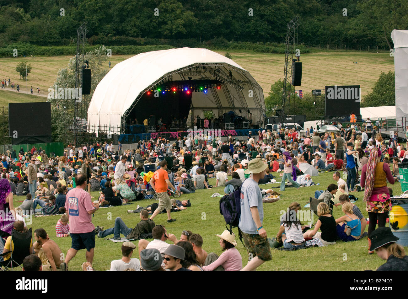Chilled crowd hi-res stock photography and images - Alamy