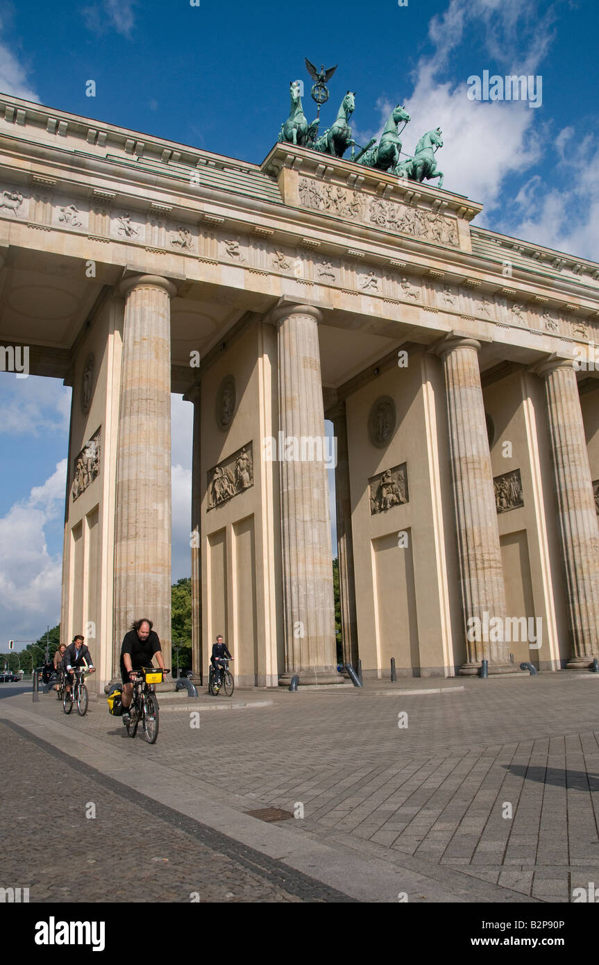 Brandenburger gate berlin hi-res stock photography and images - Alamy