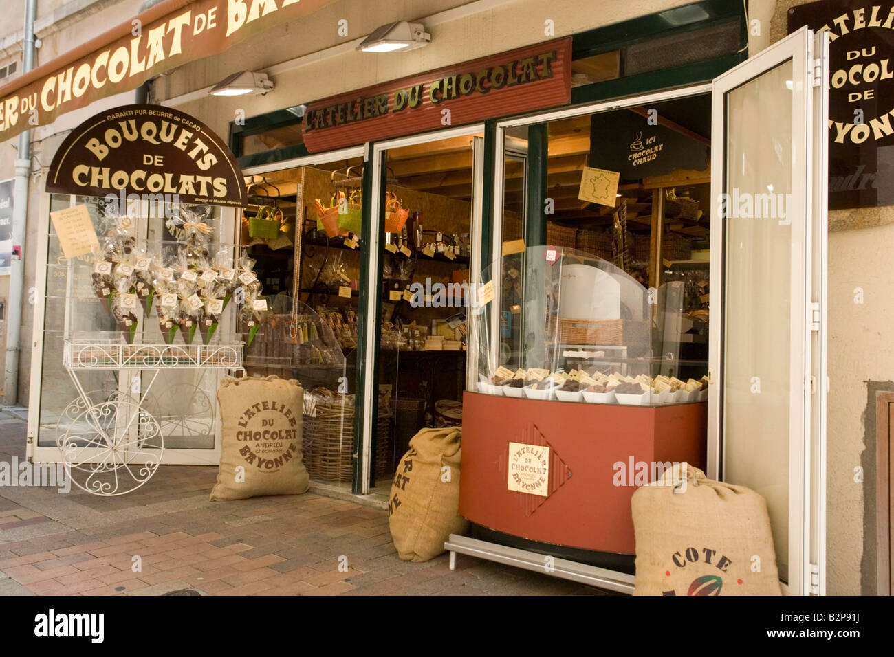 Shopping french chocolate shop hi-res stock photography and images - Alamy