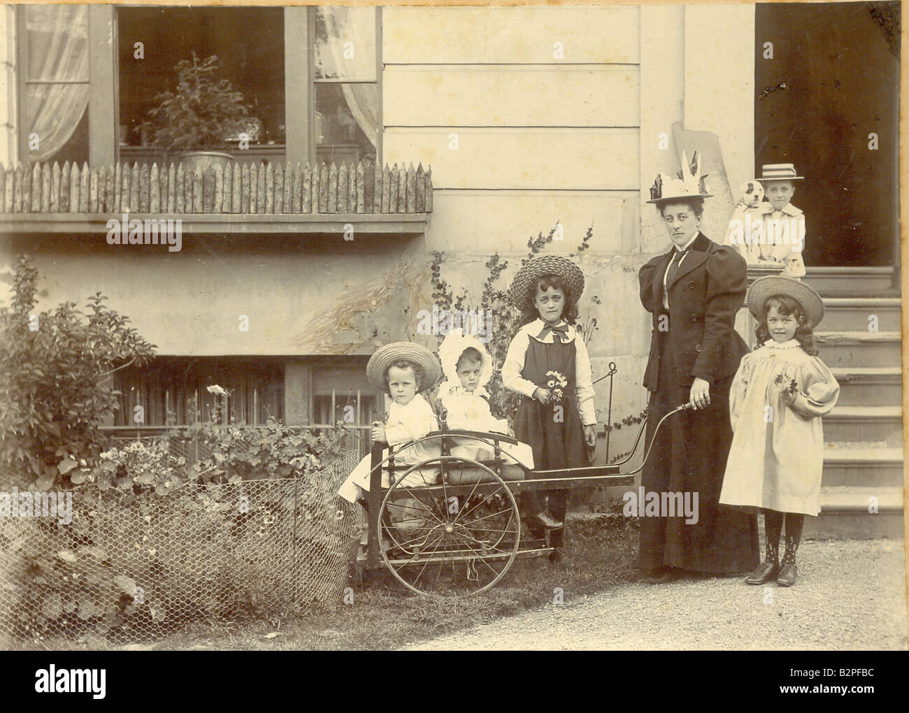 Victorian family portrait hi-res stock photography and images - Alamy