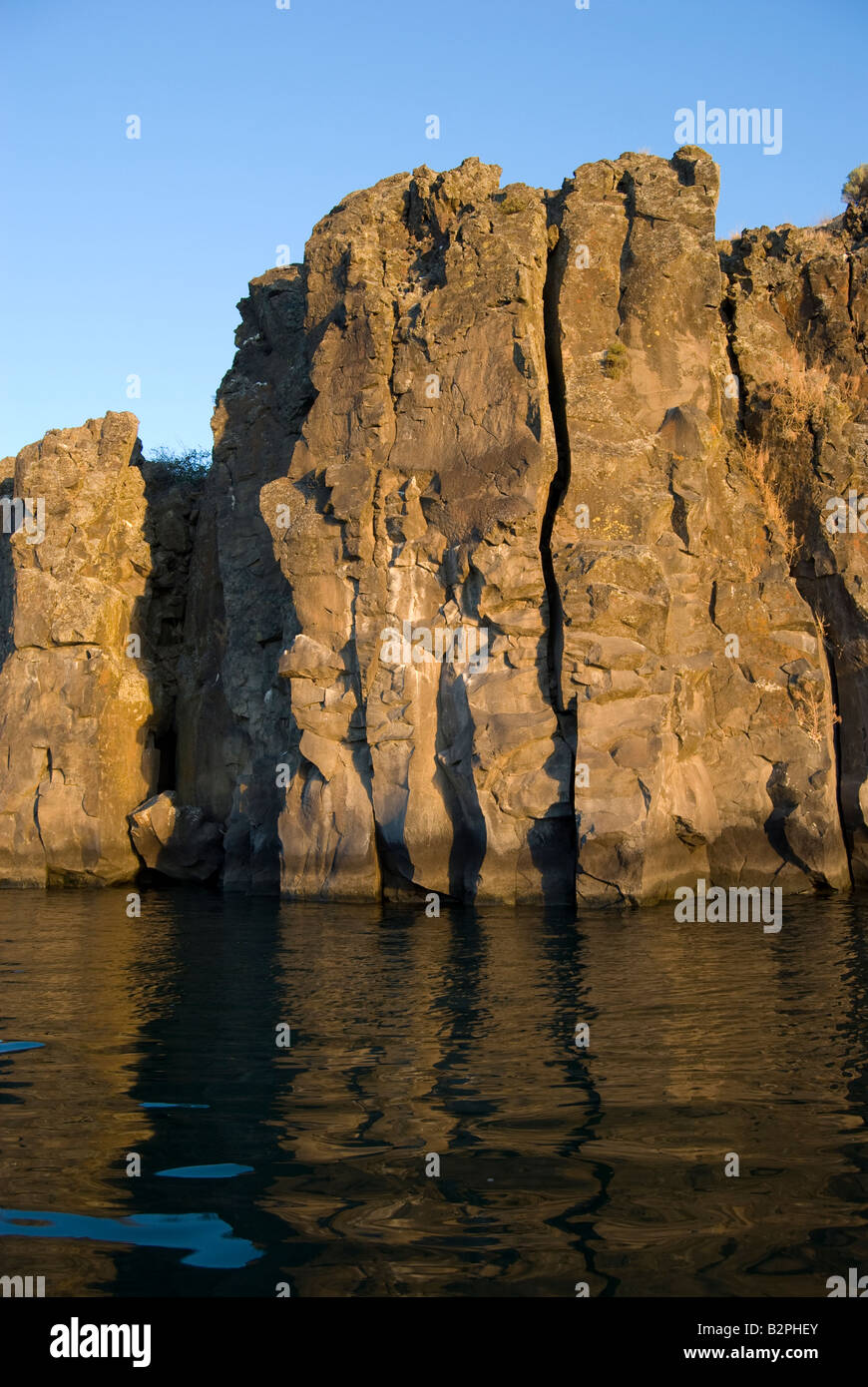 Basaltic rock on the Columbia River at Celilo Pool WA Stock Photo - Alamy