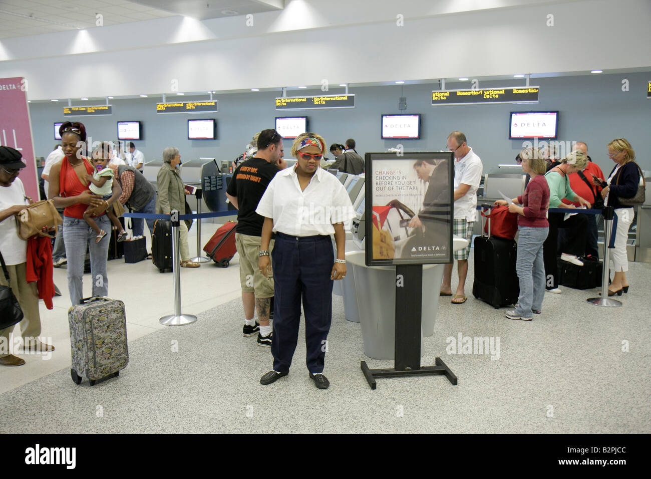 Delta airline counter hi-res stock photography and images - Alamy