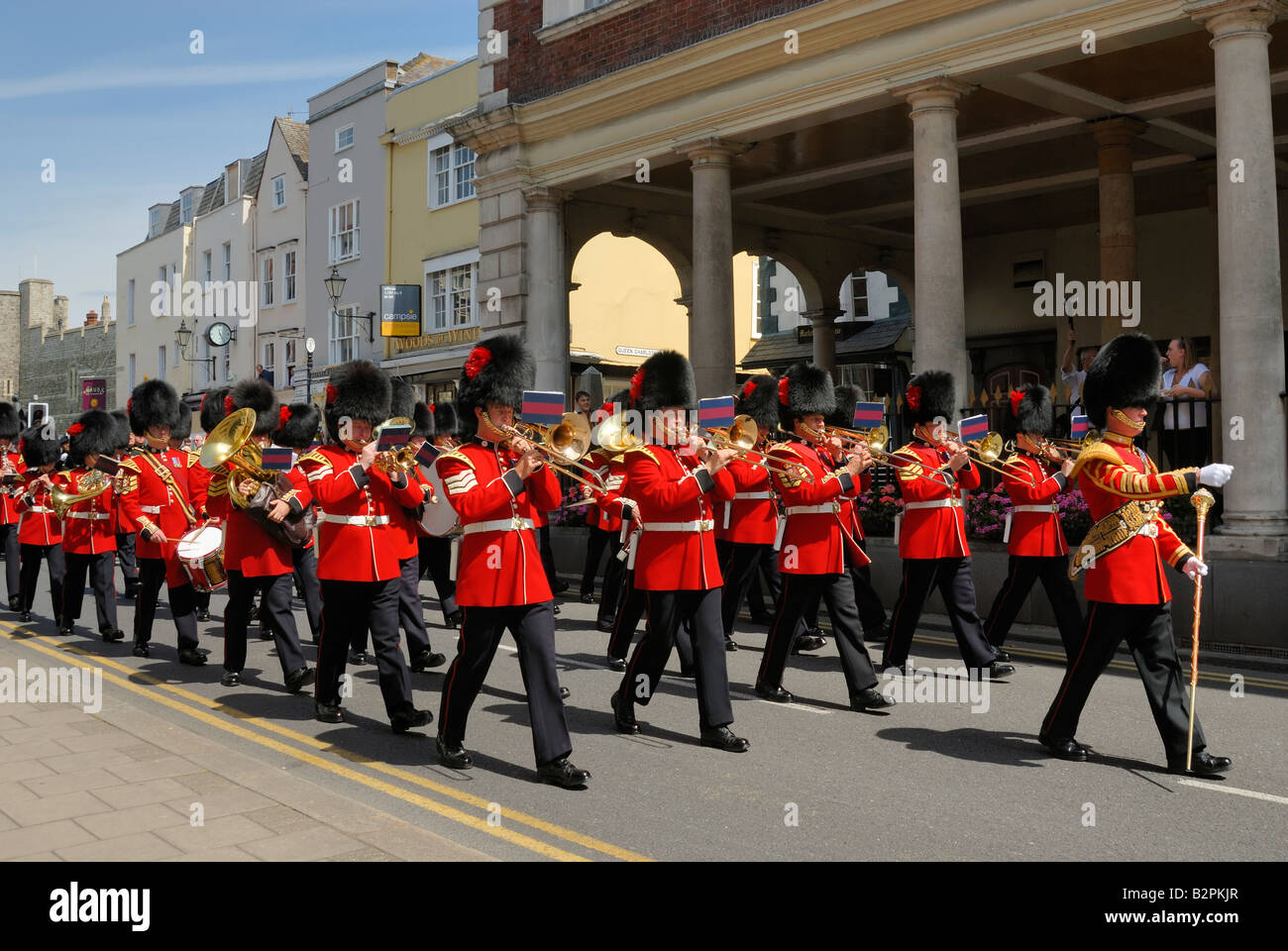 Soldiers changing guard windsor hi-res stock photography and images - Alamy