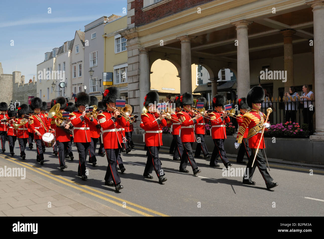 Changing the guard windsor hi-res stock photography and images - Alamy