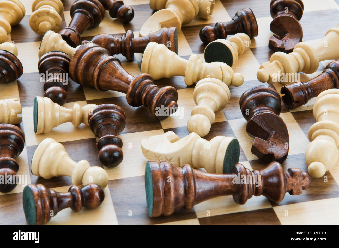 Fallen chess pieces Stock Photo - Alamy