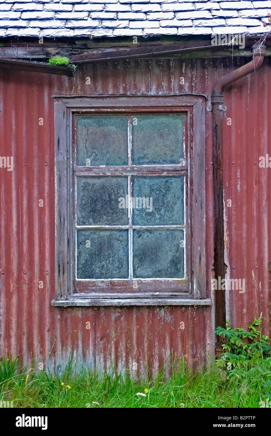 Red barn window hi-res stock photography and images - Alamy