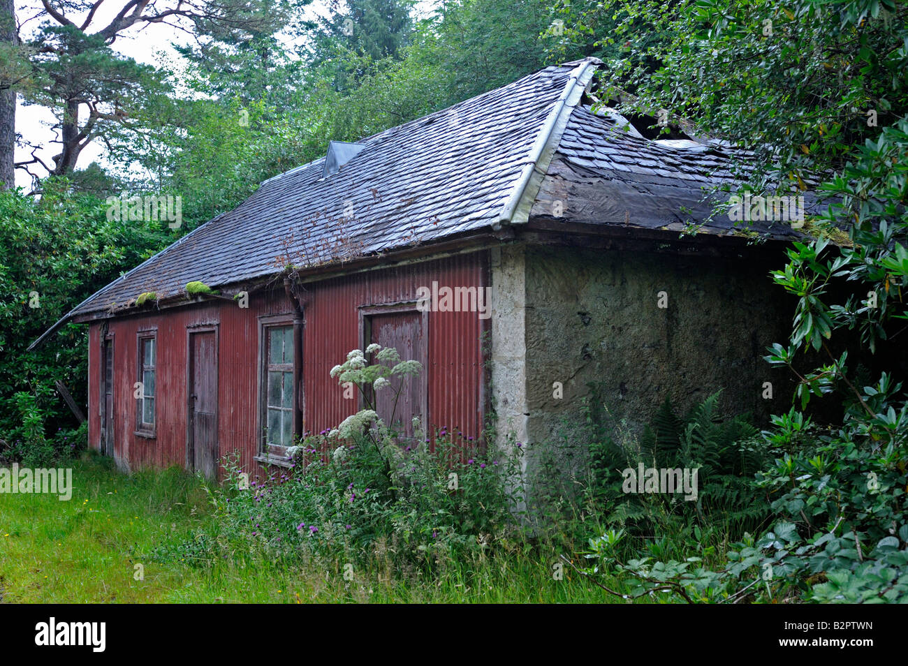 Derelict red barn. Achnashellach Estate, Ross and Cromarty, Scotland ...