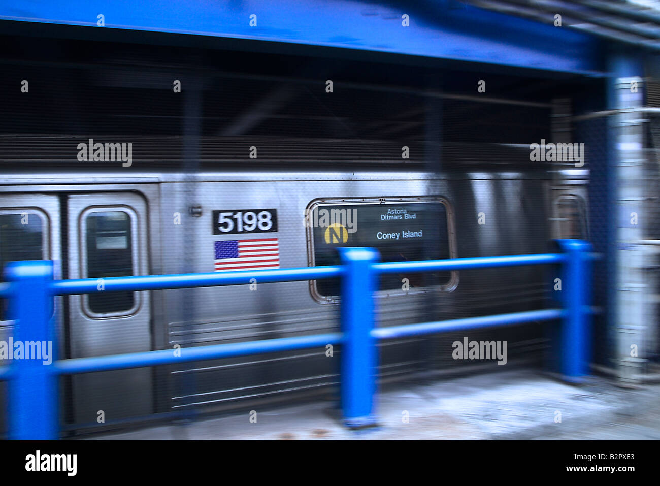 The N Train crossing Manhattan Bridge Stock Photo - Alamy