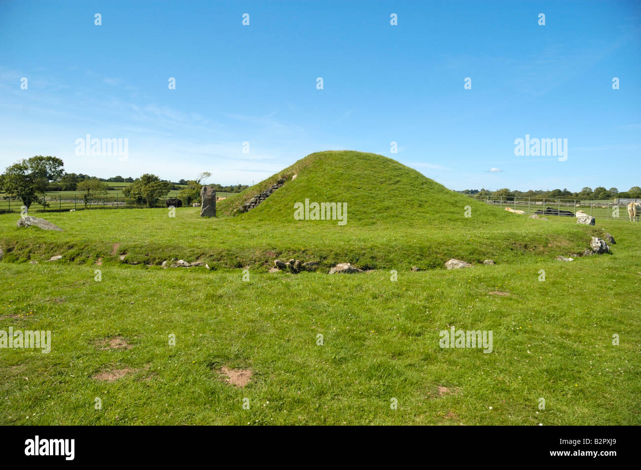 Bryn celli ddu chambered neolithic hi-res stock photography and images ...