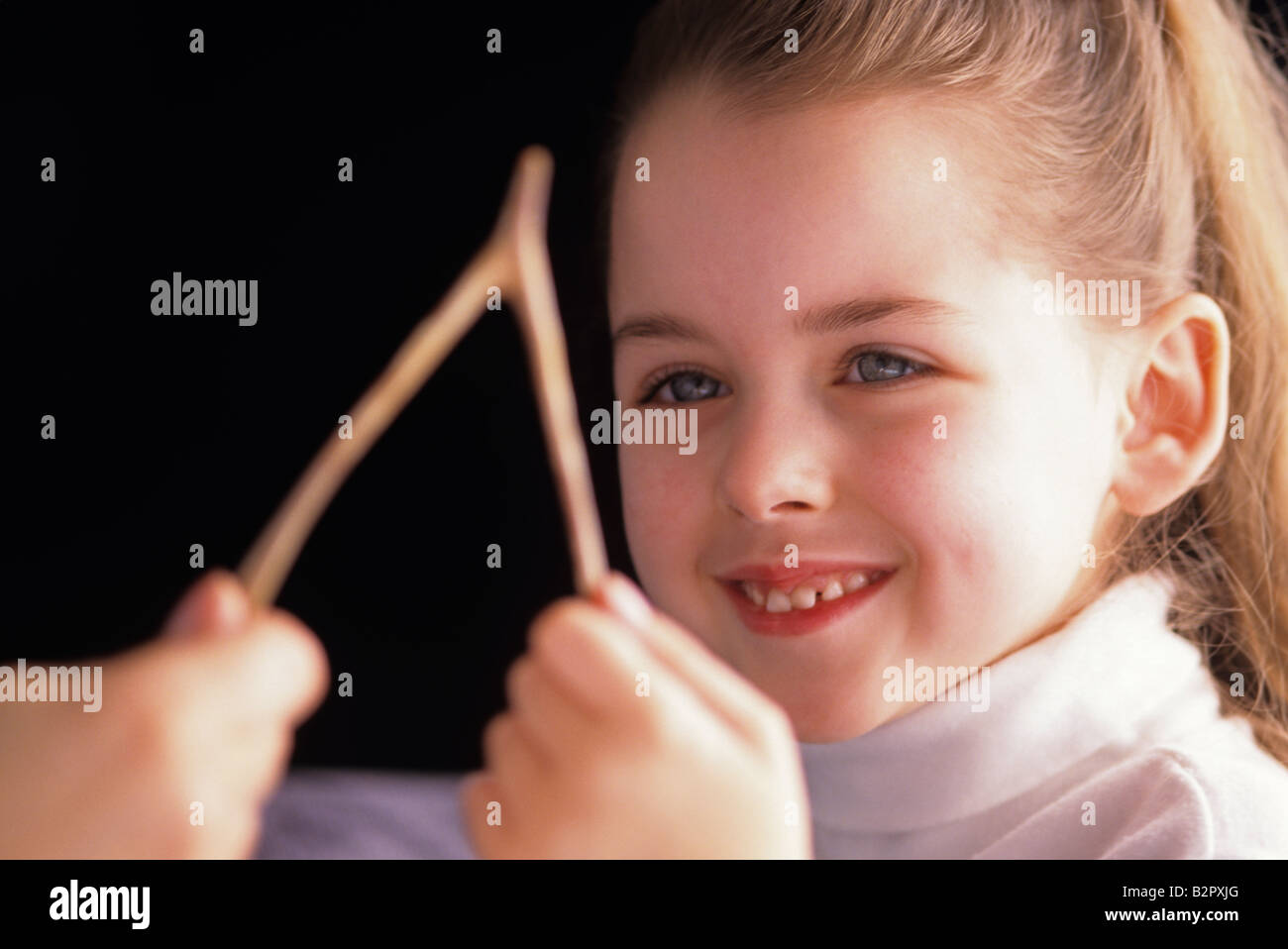 Hand holding wishbone hi-res stock photography and images - Alamy