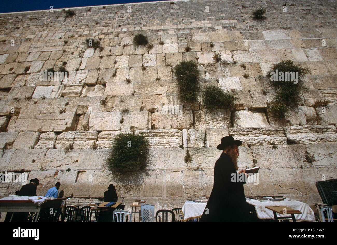 Worshippers wailing wall jerusalem hi-res stock photography and images ...