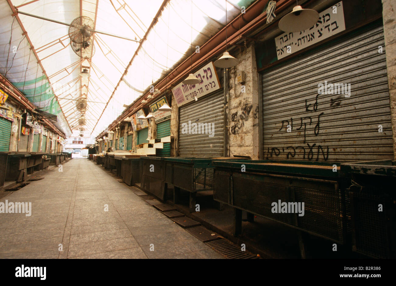 Closed shops at market, Jerusalem Stock Photo - Alamy