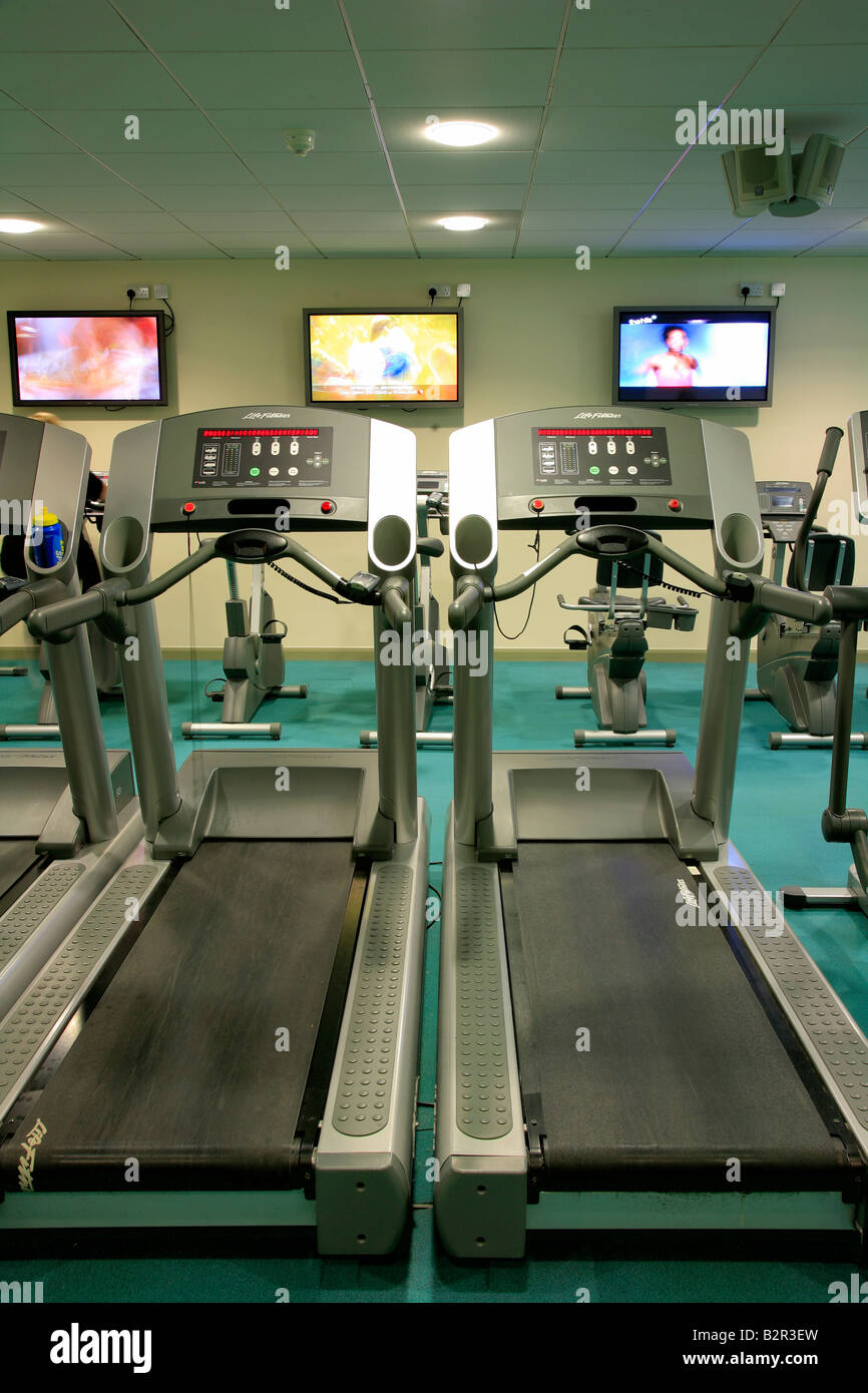 Exercise machines in a gym hi-res stock photography and images - Alamy