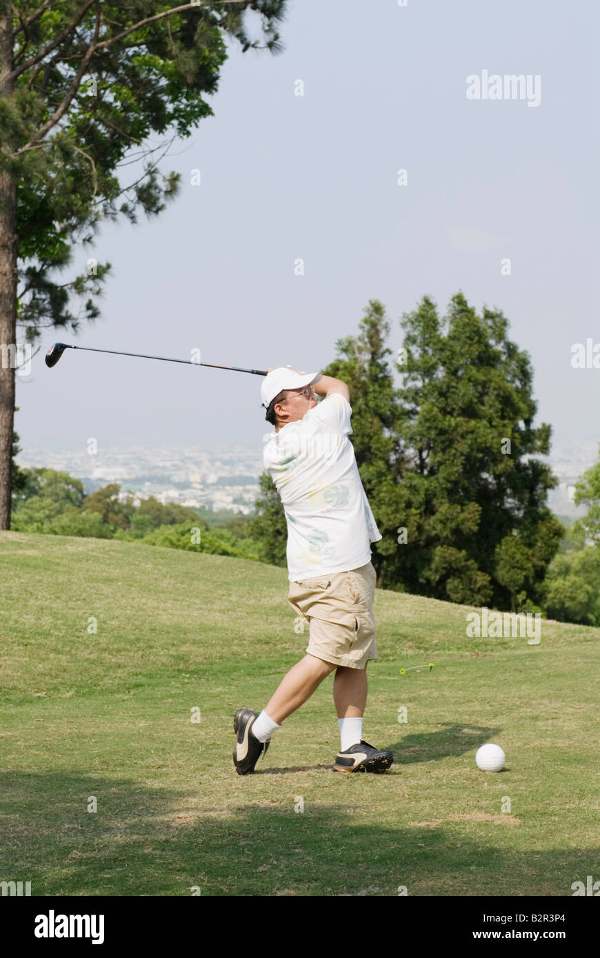 Man playing golf Stock Photo - Alamy