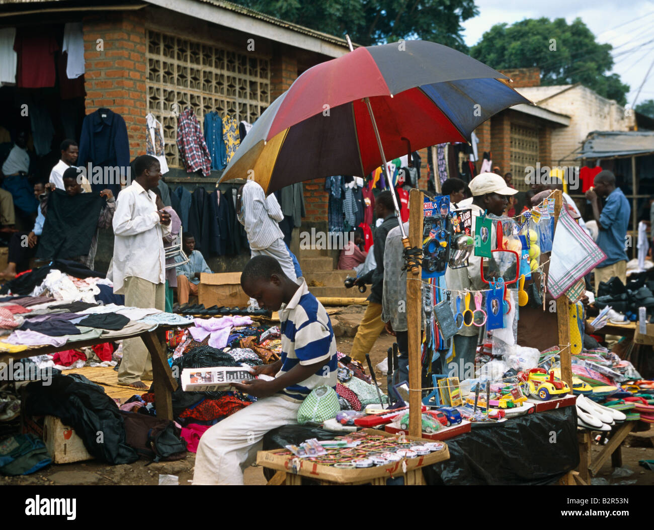 Villagers and pedlars in rural market, Malawi Stock Photo - Alamy