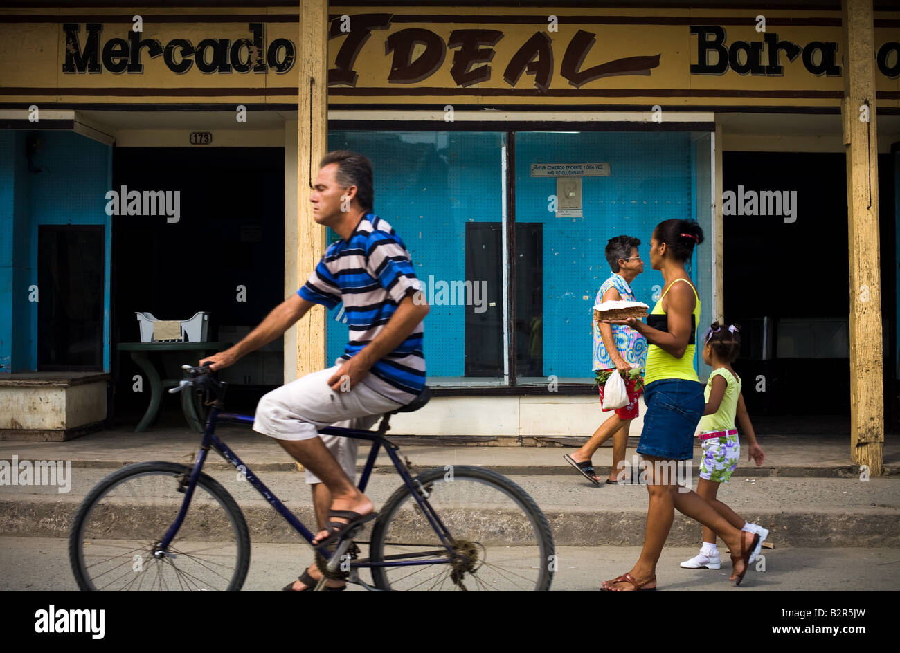 People go past a store with empty displays called Market Ideal in ...