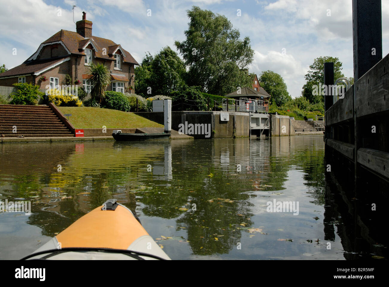 Kayak entering old windsor lock hi-res stock photography and images - Alamy