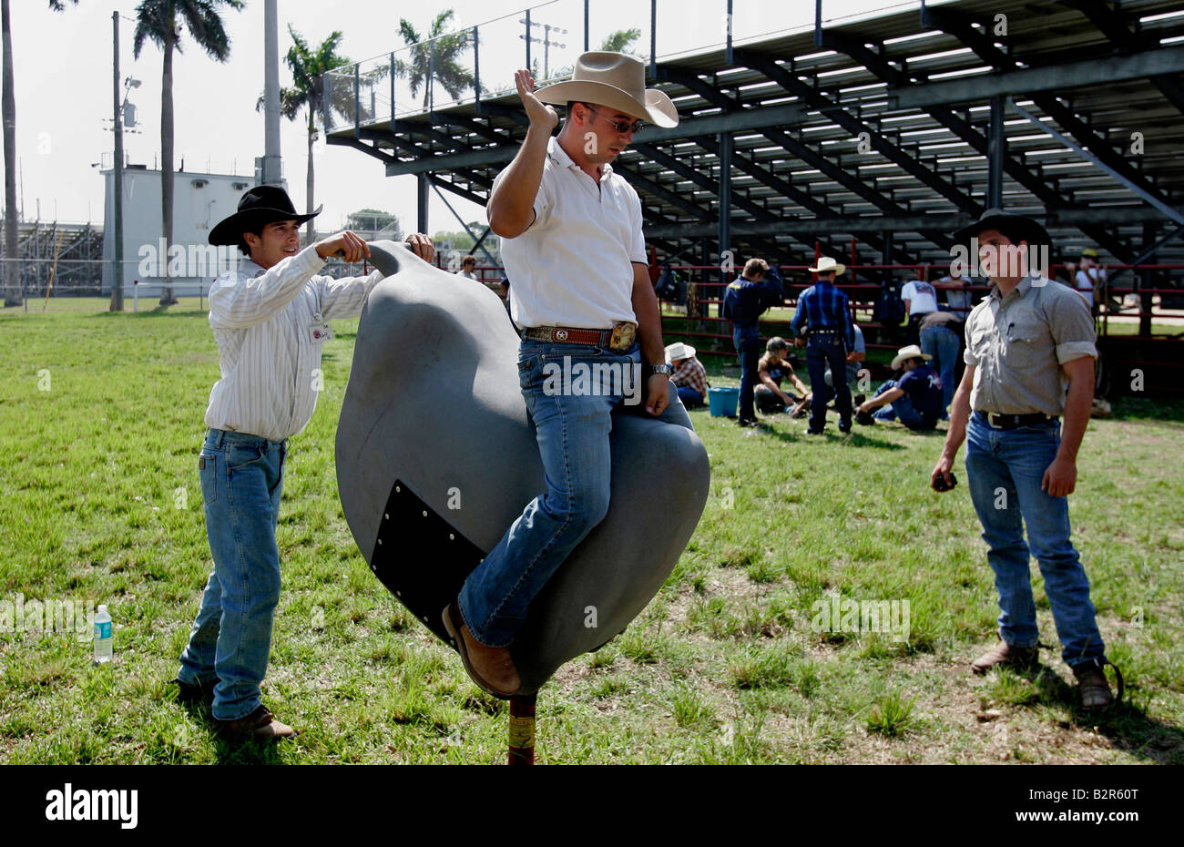 US HOMESTEAD Sankey s Rodeo School Bullriding First lesson on Il Toro ...