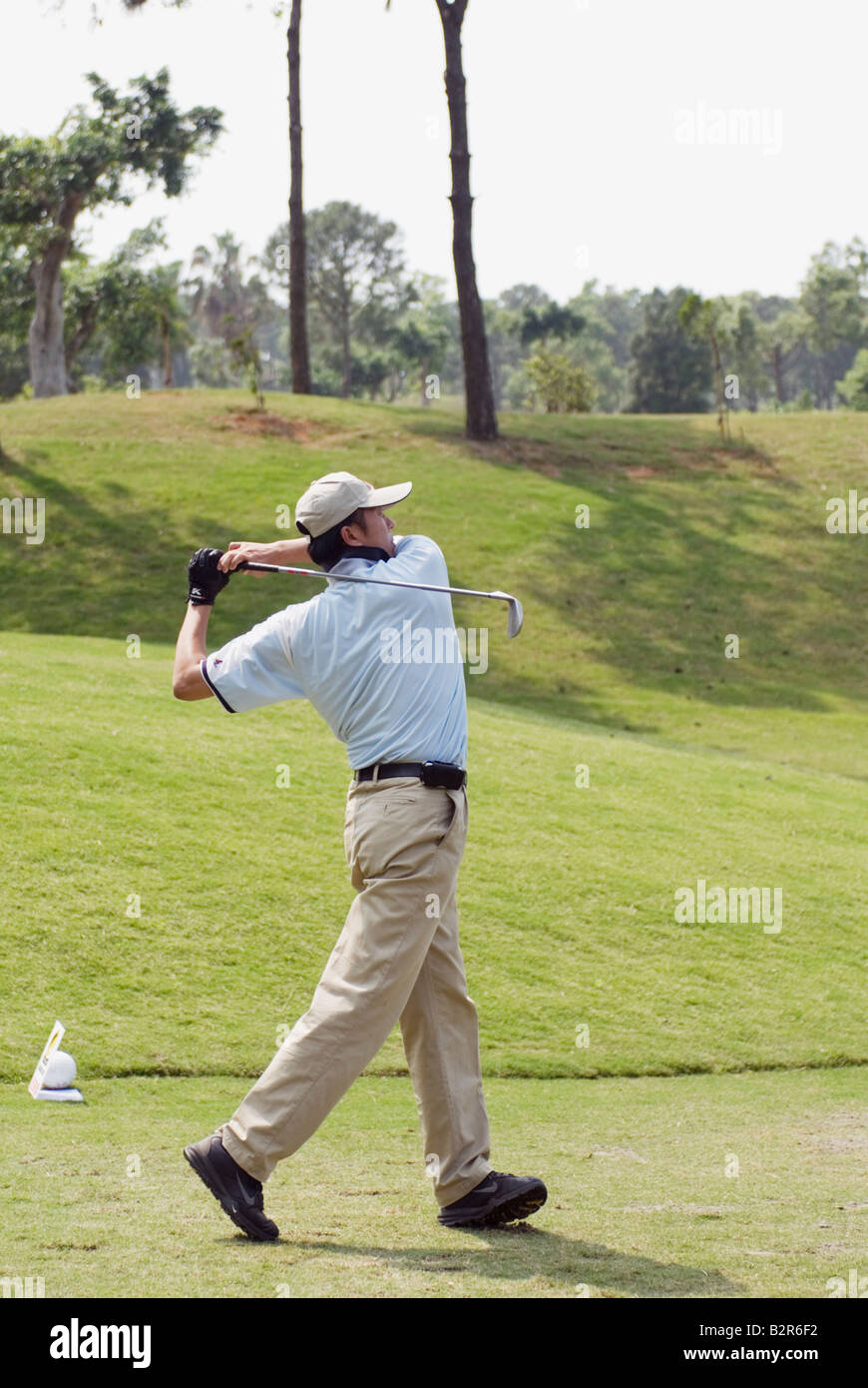 Man playing golf Stock Photo - Alamy