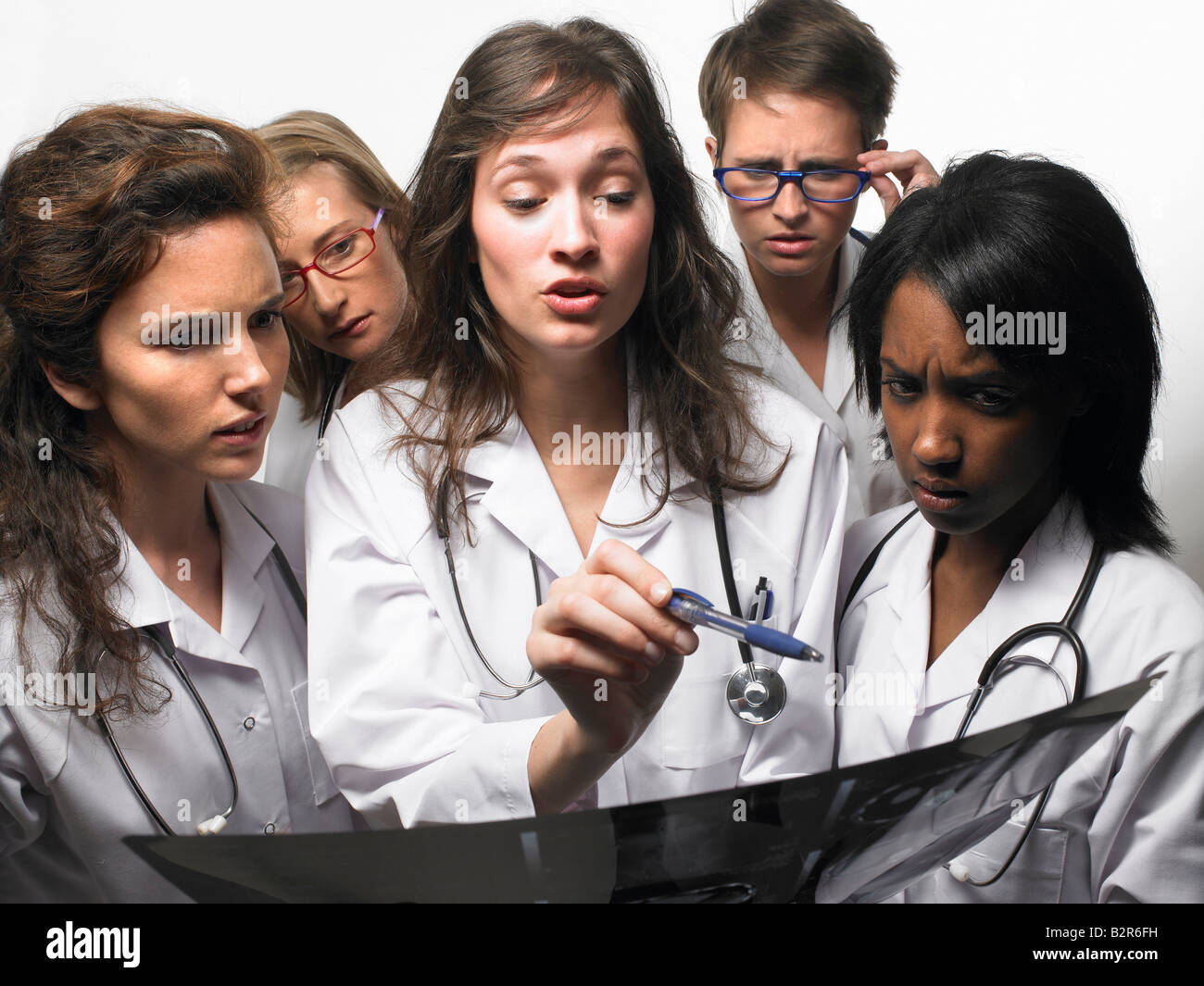 Group of doctors looking at an x-ray Stock Photo - Alamy