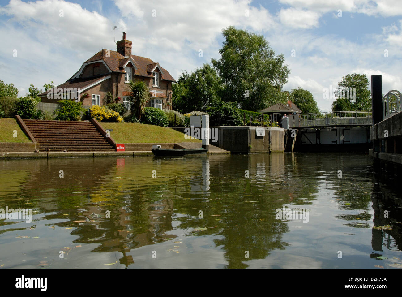 Lockeeper's cottage and portage stairs of Old Windsor Lock, River ...