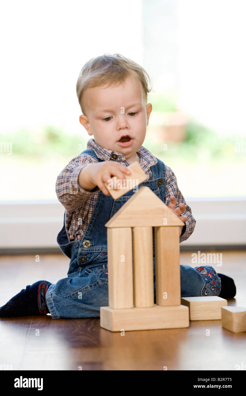a little boy playing with building bricks Stock Photo - Alamy