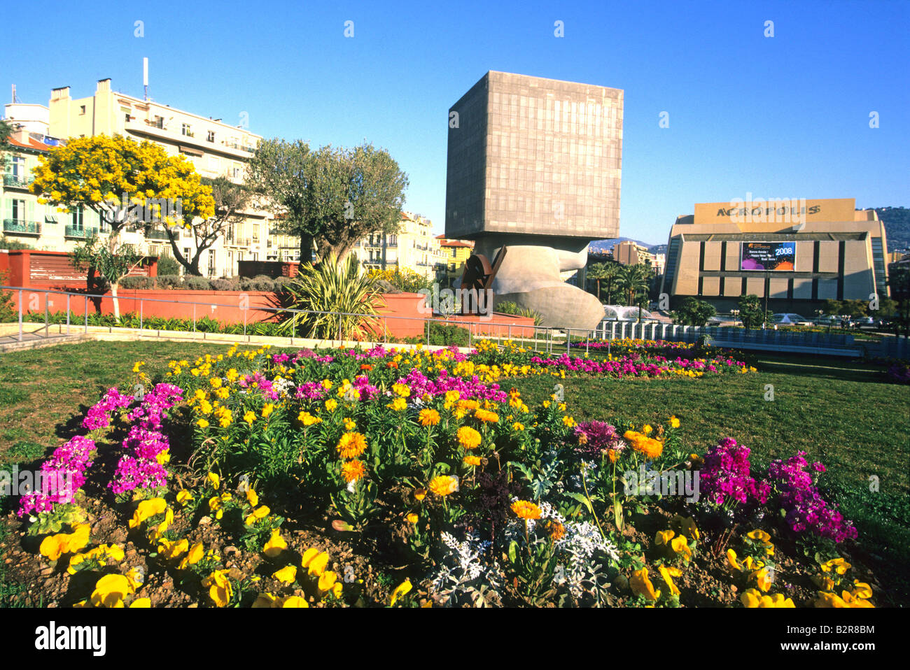 Nice library building called "square head" and marechal Juin garden ...