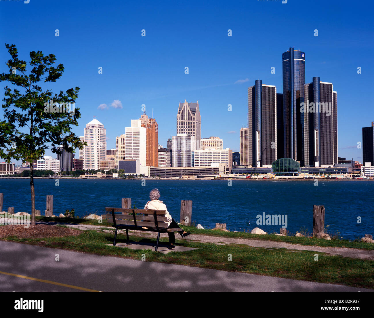 Detroit skyline across detroit river hi-res stock photography and ...