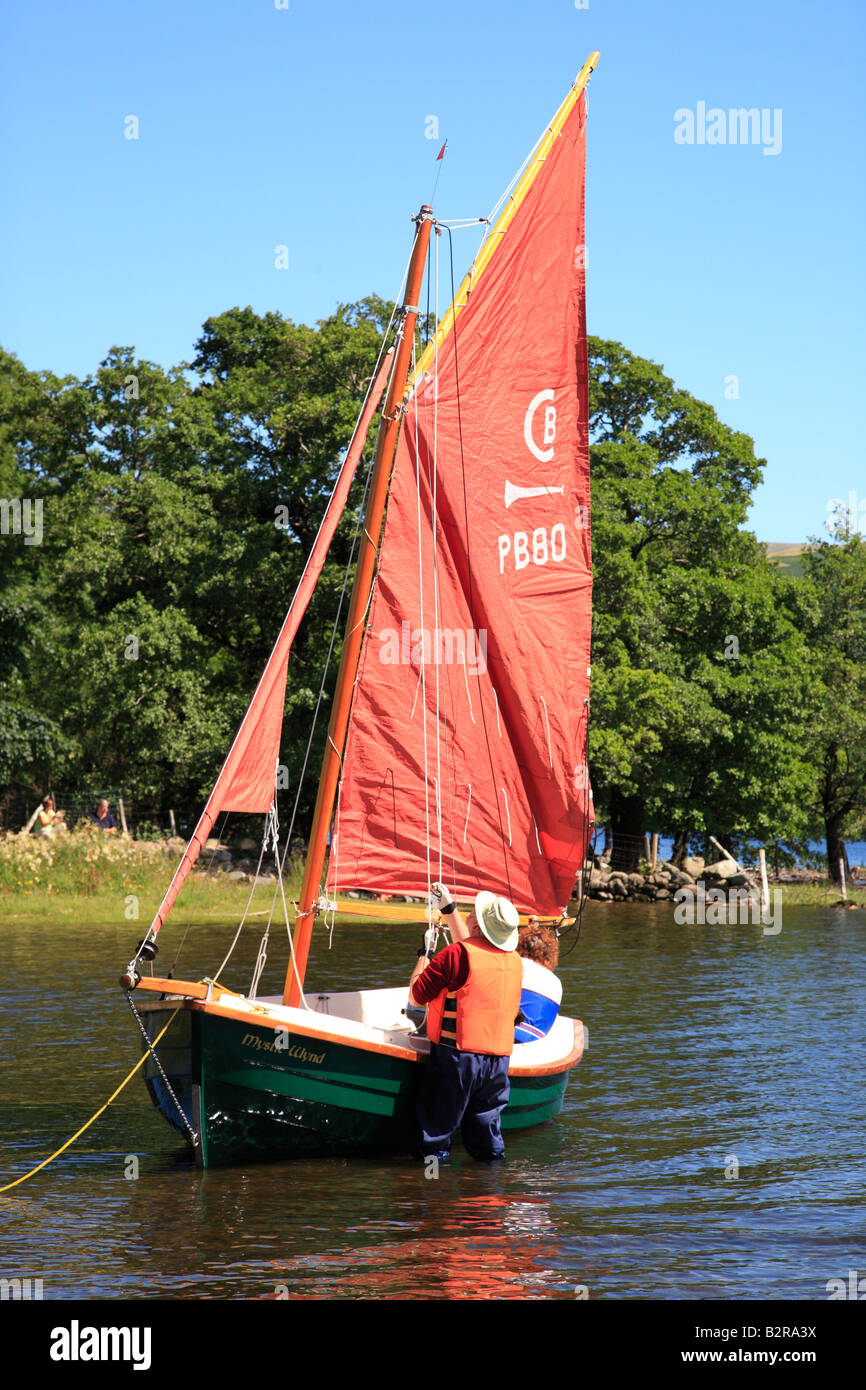 Hoisting sail hi-res stock photography and images - Alamy