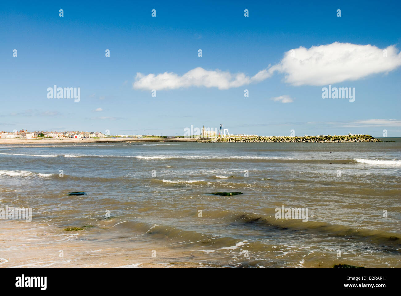 Newbiggin by the sea couple statue hi-res stock photography and images ...